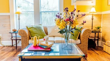 Apartamento Executivo, 2 quartos, cozinha, vista para o jardim (Plantation) | Sala de estar | Televisor LED de 32 polegadas com canais por cabo, televisor