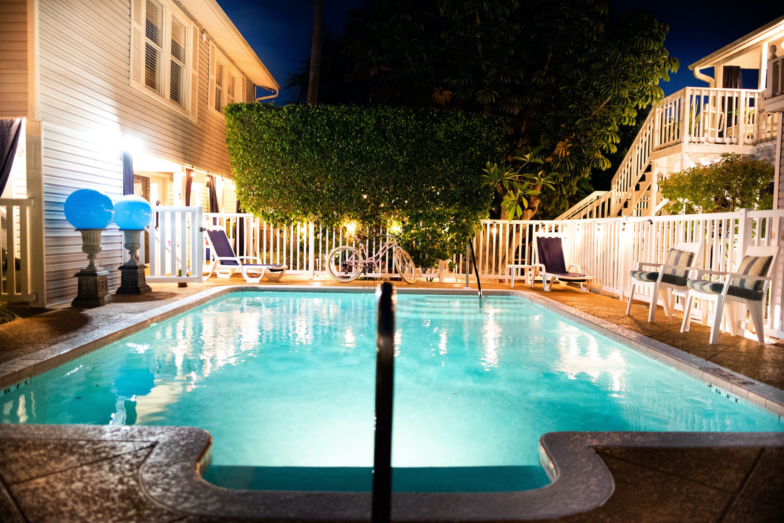 Piscina exterior, guarda-sóis, espreguiçadeiras 