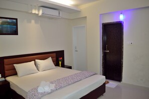 Quarto casal premier, 1 quarto, para fumantes, vista para a colina | Roupas de cama premium, cofres nos quartos, escrivaninha