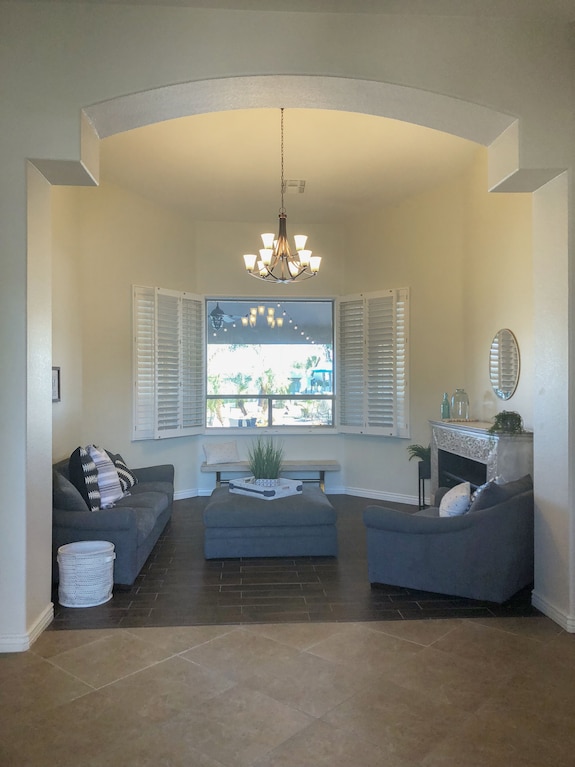 Resort Living! Quiet Lakefront Home. Pool, Large Shaded Patio, Fishing, Sleeps 9 - Chandler, AZ