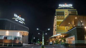 Fachada da propriedade à noite