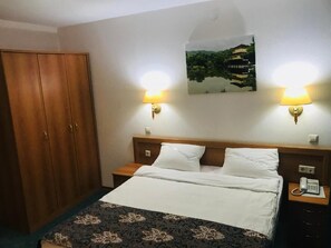 Suíte, 1 cama King | Escrivaninha, cortinas blackout, quartos à prova de som