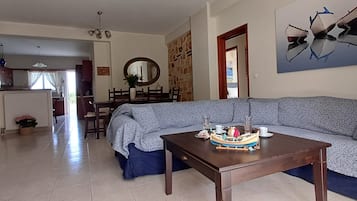Apartamento Comfort, 3 quartos, vista para o mar | Sala de estar | TV de ecrã plano, leitor de DVD