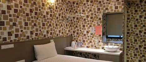 Quarto triplo, várias camas, para não fumantes | Escrivaninha, Wi-Fi de cortesia, roupa de cama