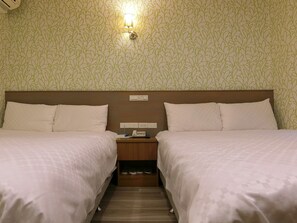 Quarto Quádruplo, 2 camas de casal, não fumadores | Secretária, Wi-fi grátis, roupa de cama fornecida 