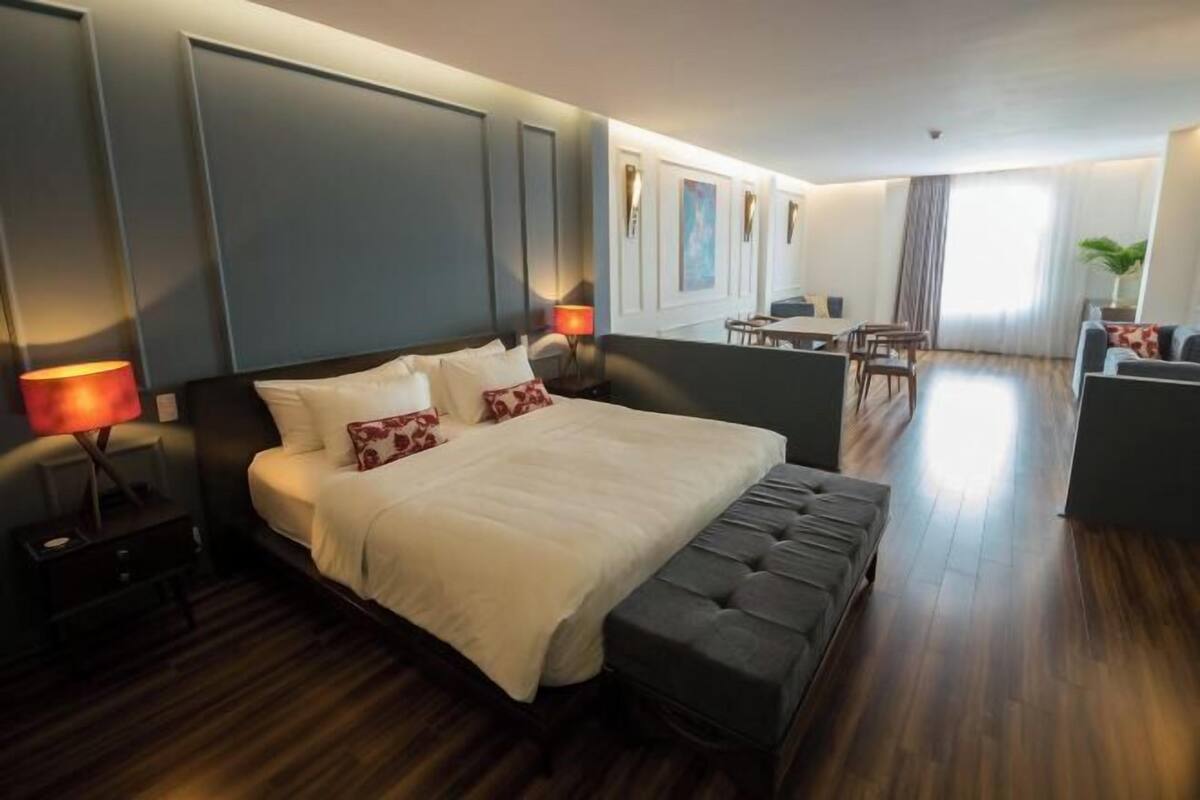 Minibar, cofre no quarto, com decoração personalizada, secretária