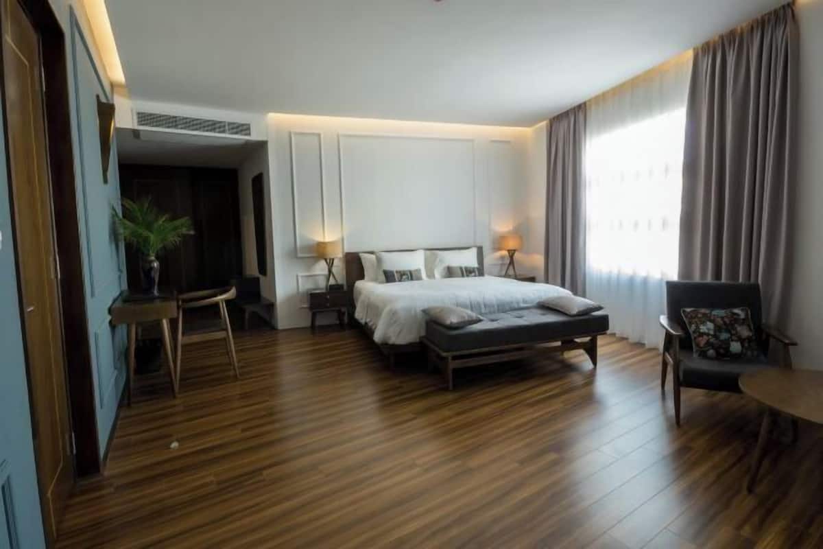 Minibar, cofre no quarto, com decoração personalizada, secretária