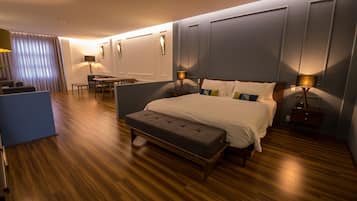 Suite Júnior | Minibar, cofre no quarto, com decoração personalizada, secretária