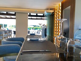 Bar à beira da piscina