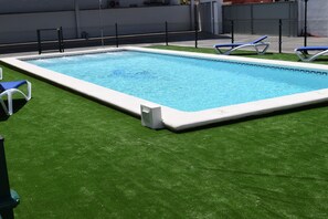 Piscina exterior, espreguiçadeiras 