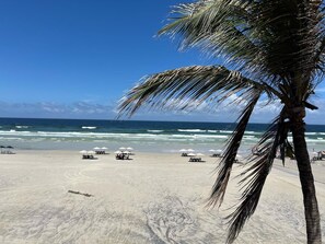 Na praia, praia de areia branca