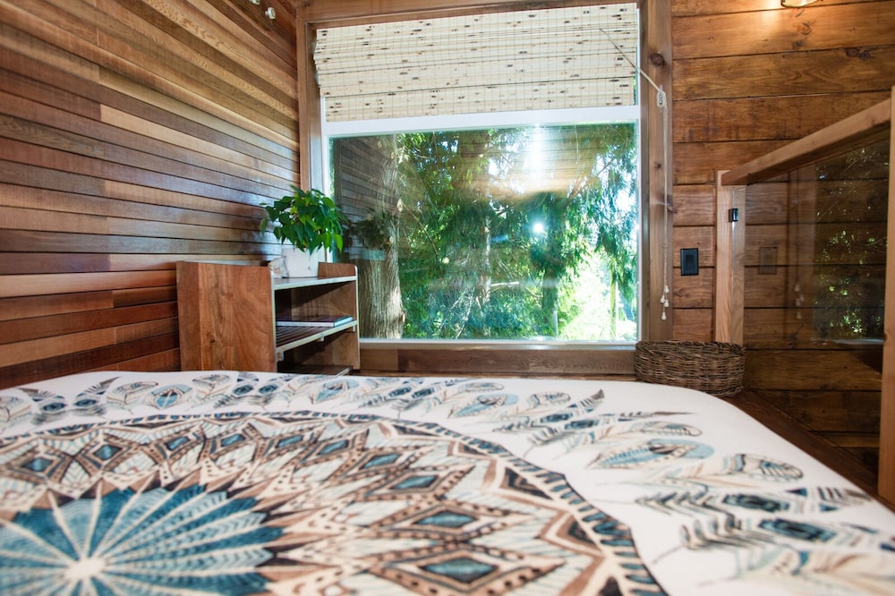 The Owl’s Perch Treehouse ~ Luxury Treetop Escape - Sooke