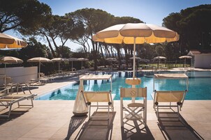 Piscina exterior sazonal, guarda-sóis, espreguiçadeiras 