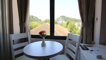Quarto triplo, vista para a montanha | Área de estar | TV de tela plana
