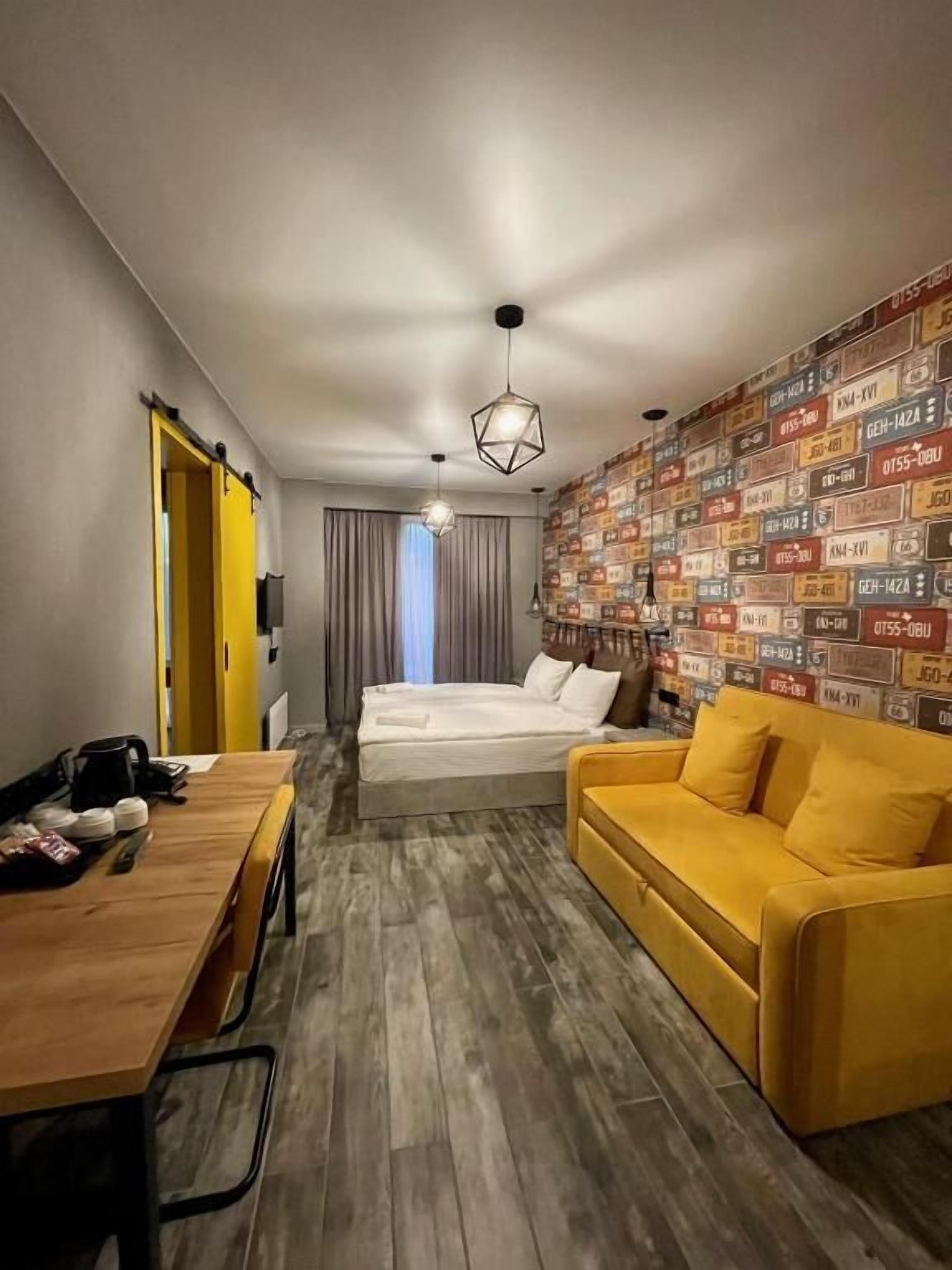 Roupas de cama premium, cofres nos quartos, escrivaninha