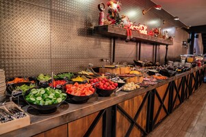 Café da manhã com buffet grátis todos os dias