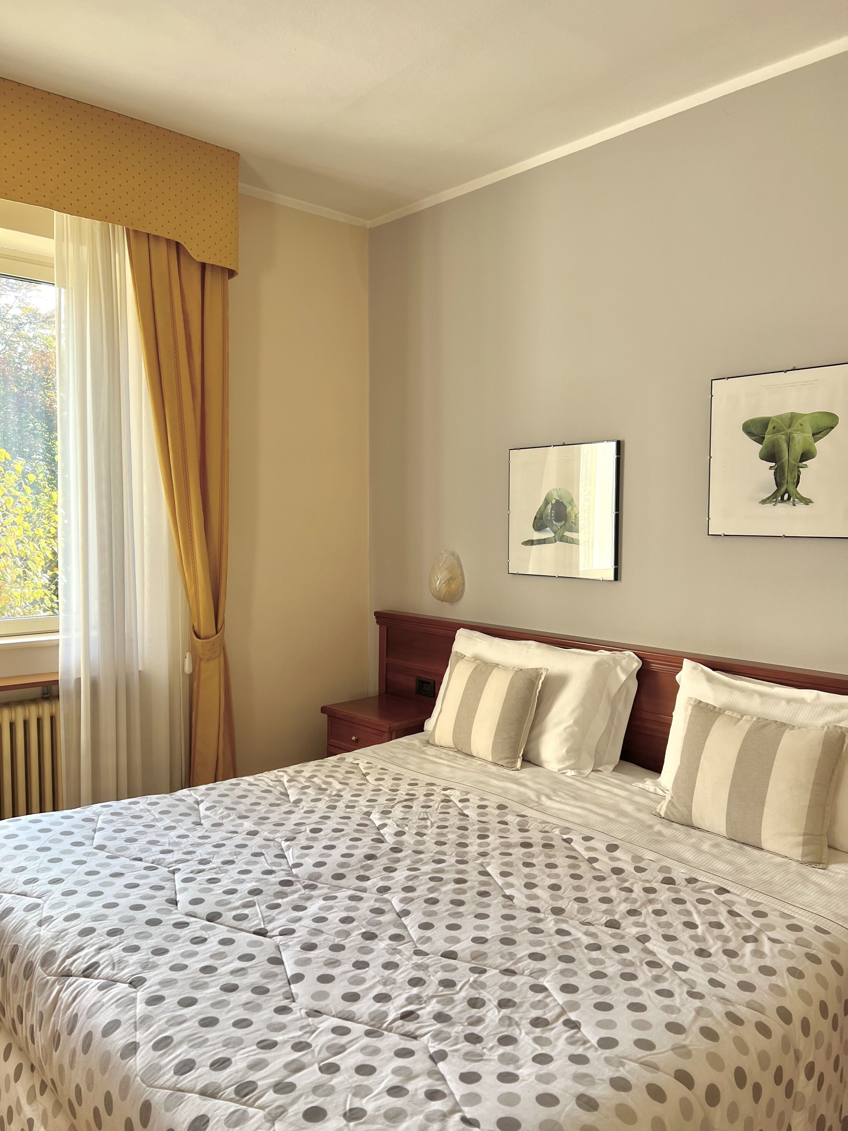 Minibar, berços/camas para crianças grátis, roupa de cama fornecida 