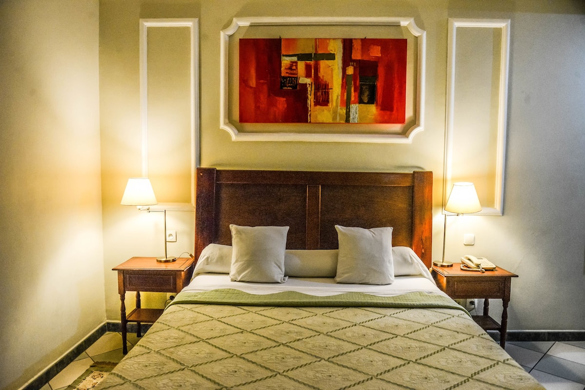 Quarto Duplo Empresarial, 1 cama queen-size | Roupa de alta qualidade, minibar, cofre no quarto, secretária 