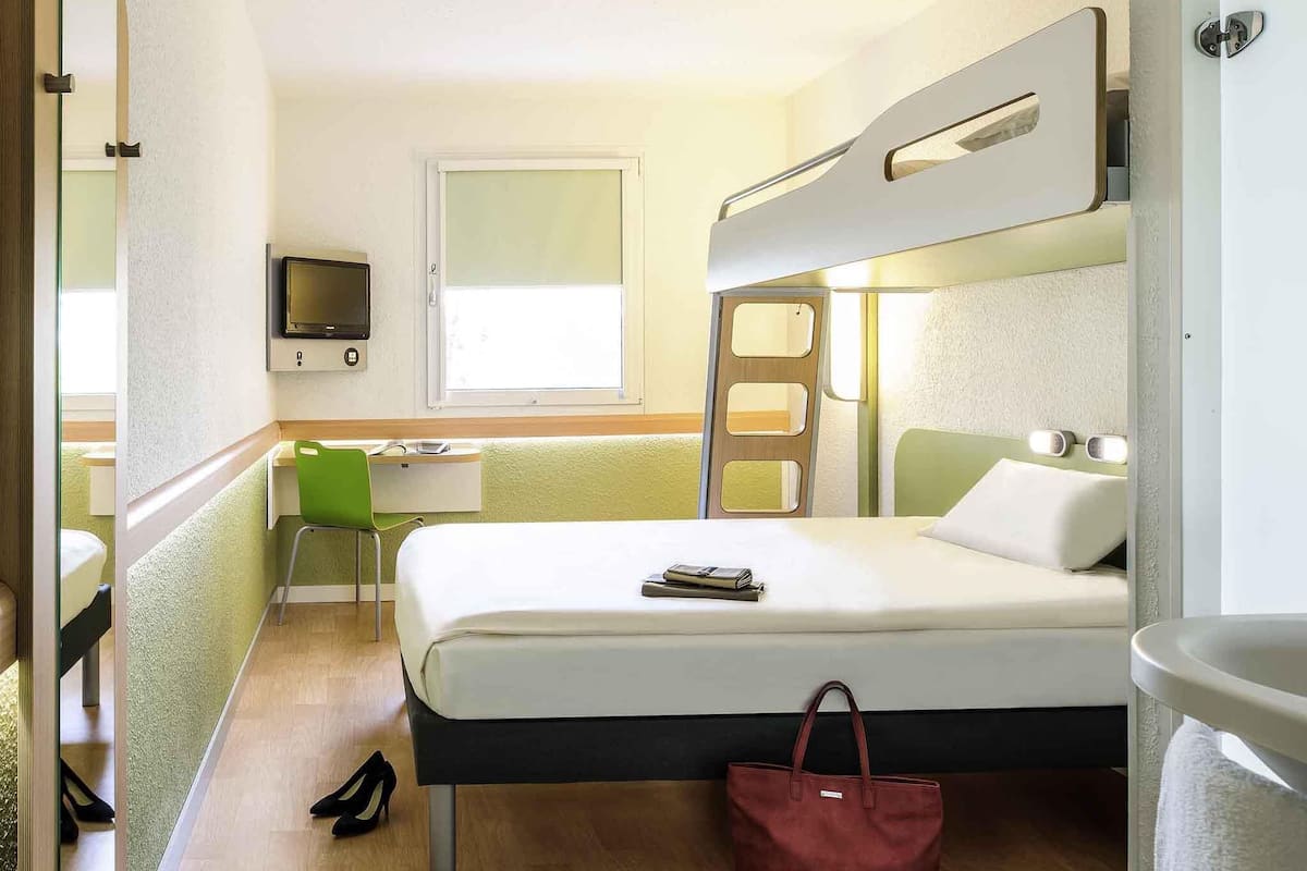 Quarto triplo, 1 cama de casal | Escrivaninha, espaço de trabalho para notebook, quartos à prova de som