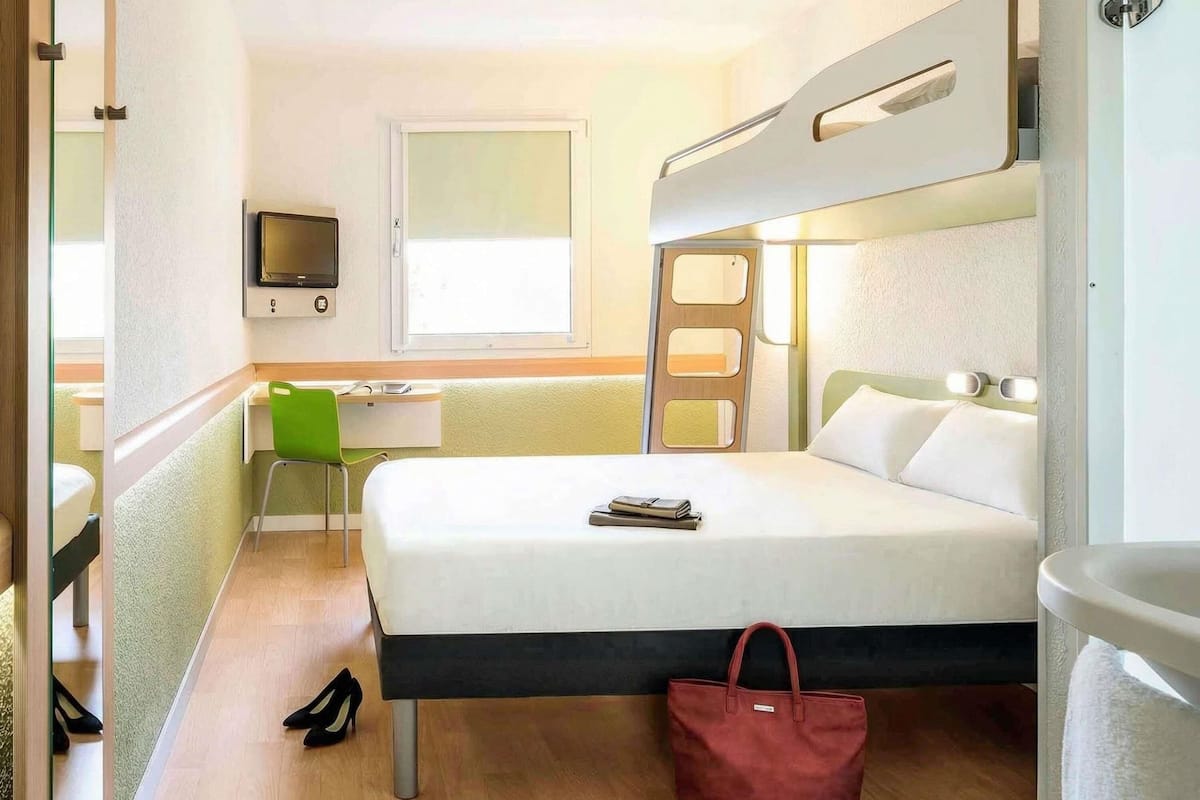 Quarto Triplo, 1 cama de casal | Secretária, secretária adequada para computadores portáteis