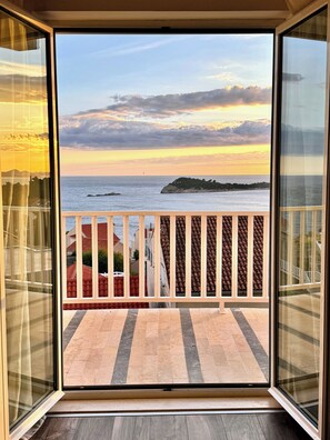 Apartamento Panorâmico, 3 quartos, vista para o mar | Cofre no quarto, com decoração personalizada 