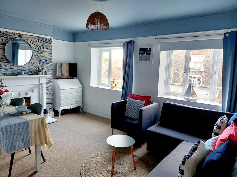 Chapel View In Heart Of Town With Parking Space - 보로드스테어스