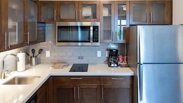 Geladeira grande, micro-ondas, cooktop, lava-louças