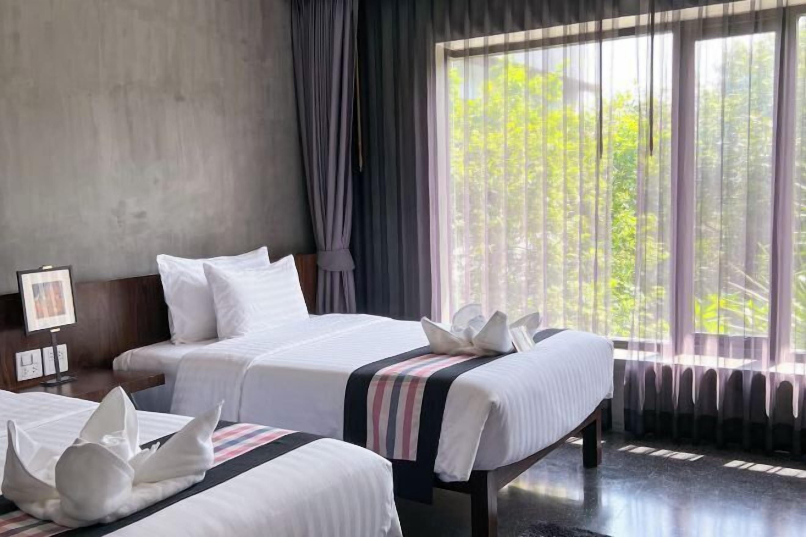 Minibar, cofre com capacidade para portátil, secretária 