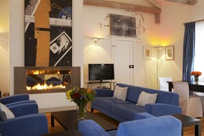 Casa de campo romântica, 2 camas Queen, acessível, vista para o jardim | Sala de estar | TV de plasma 32 polegadas com canais via satélite, TV