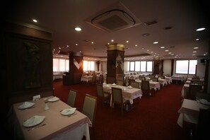 Café da manhã com buffet grátis todos os dias