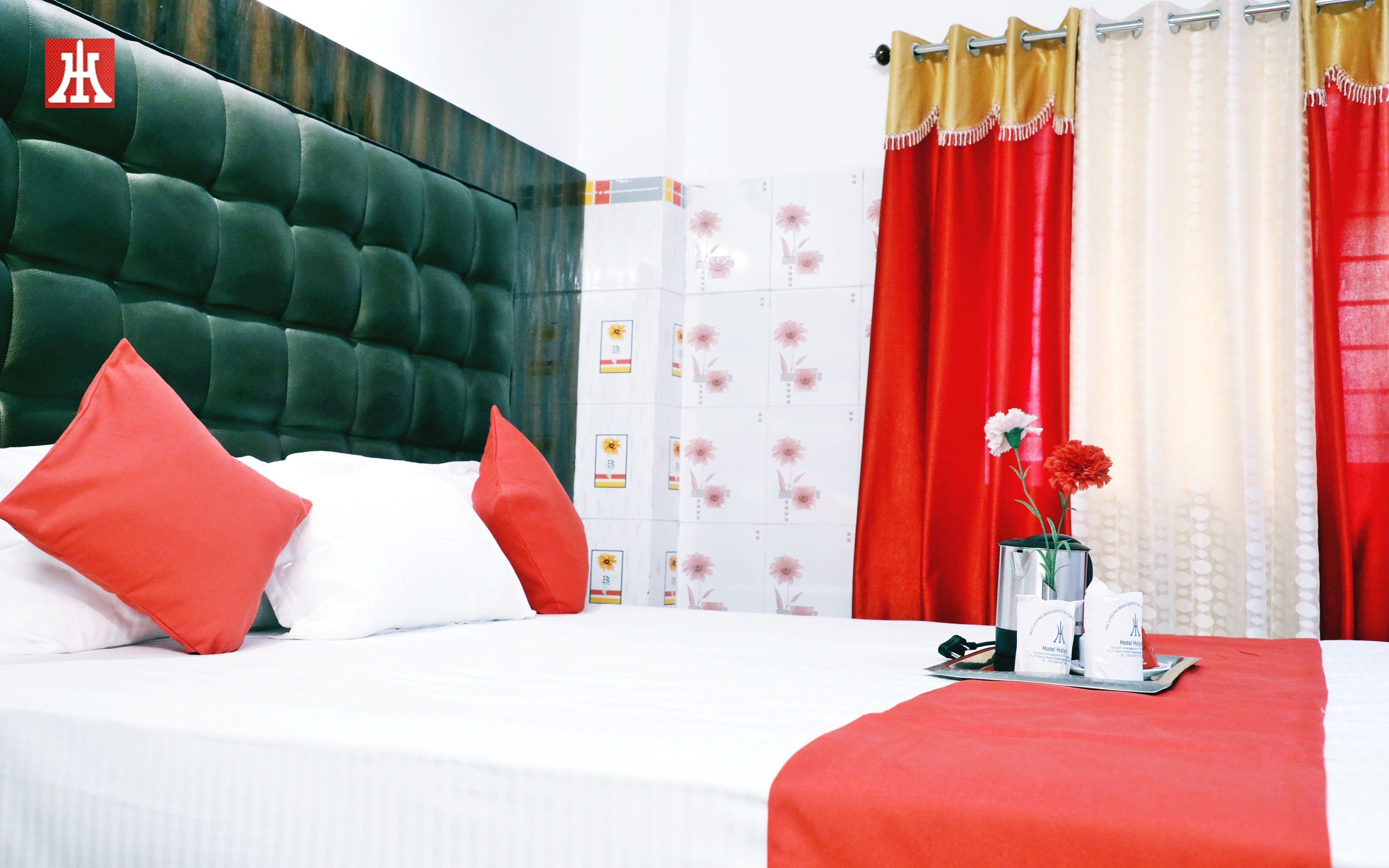 Secretária, cortinas/cortinados opacos, camas desdobráveis 