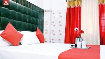 Secretária, cortinas/cortinados opacos, camas desdobráveis