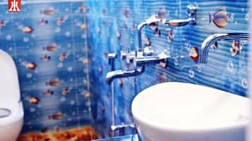 Um polibã, um chuveiro fixo, chinelos, toalhas fornecidas