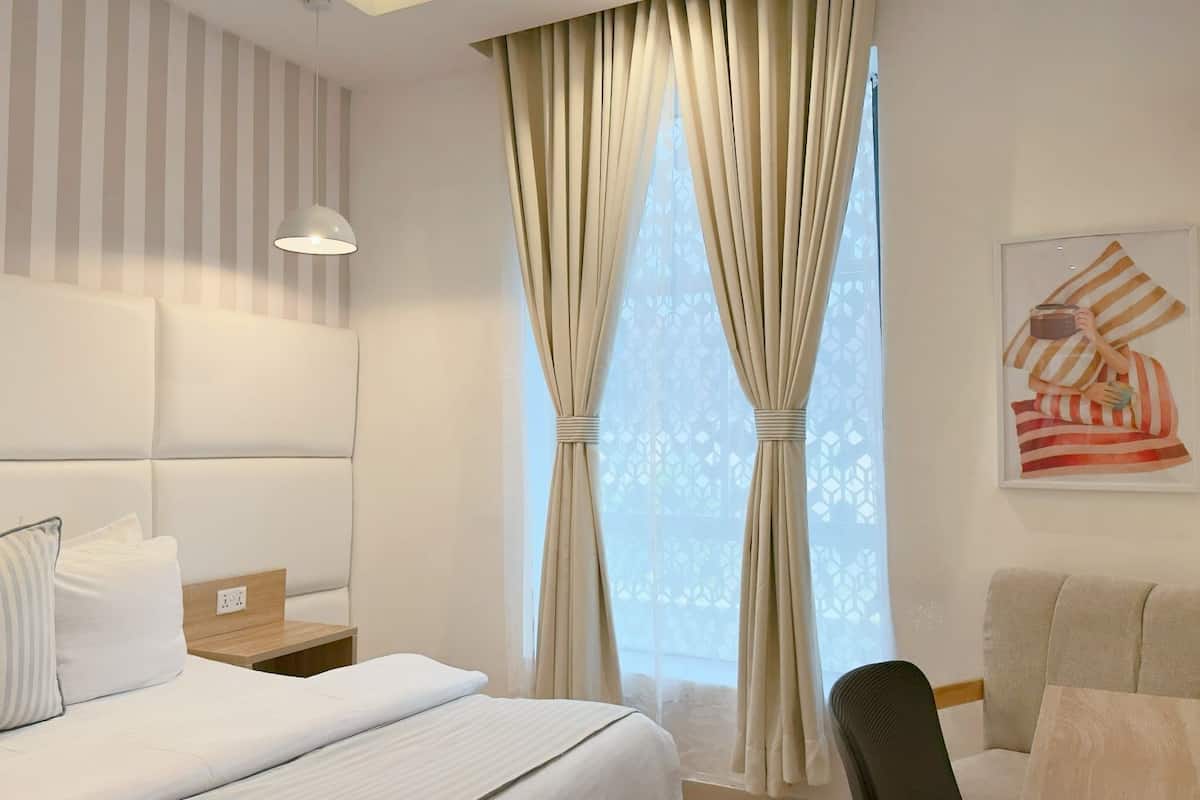 Estúdio clássico, acessível | Roupas de cama premium, edredons de pluma, cofres nos quartos