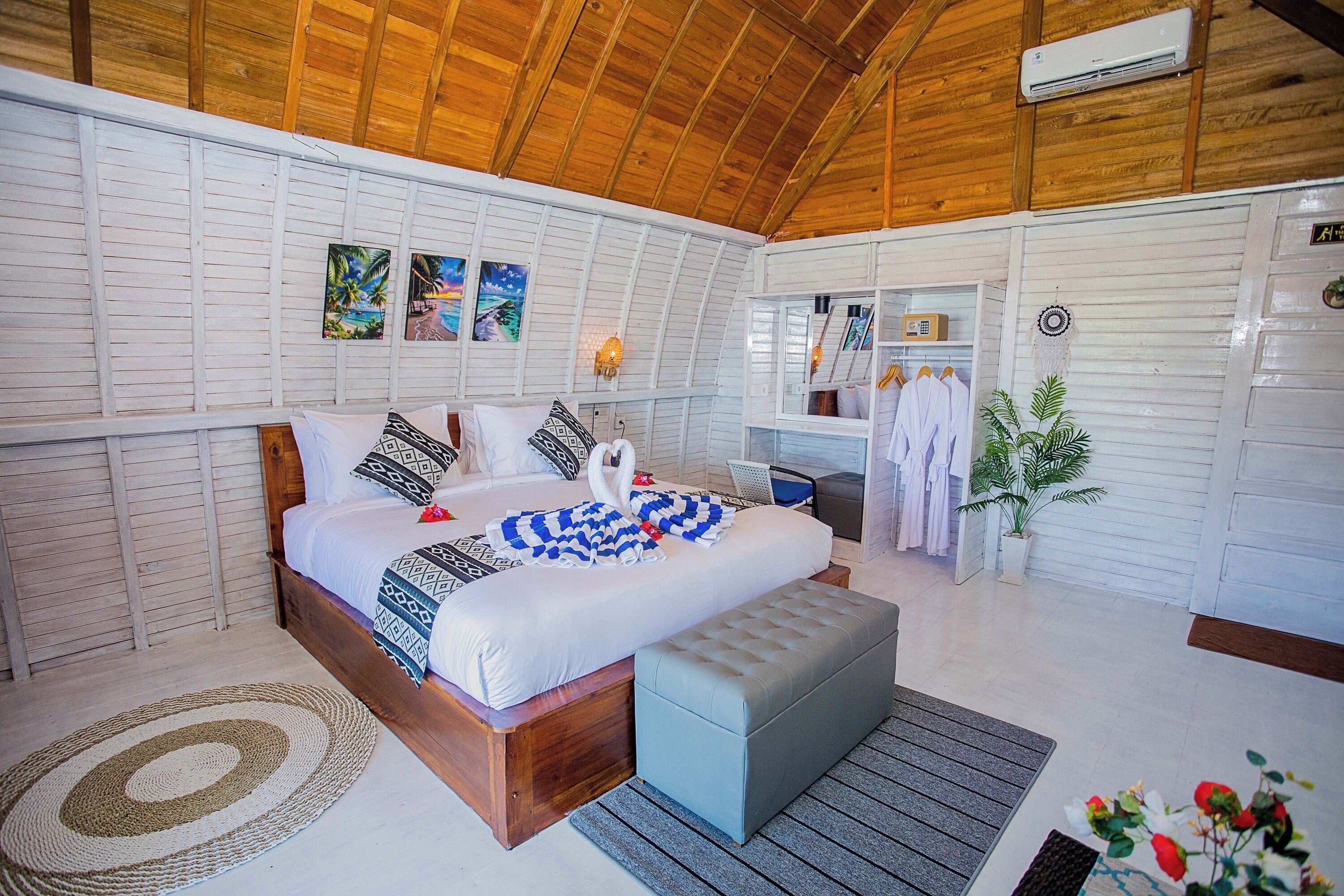 Quarto, 2 quartos, cozinha, vista para a piscina | 1 quarto, minibar, cortinas/cortinados opacos, Wi-fi grátis 