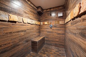 Quarto casal luxo, 2 camas Queen, para não fumantes | Banheiro | Chuveiro, toalhas de banho, shampoo 