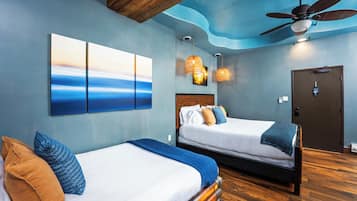 Quarto Duplo Deluxe, várias camas, não fumadores | Cofre com capacidade para portátil, com decoração personalizada