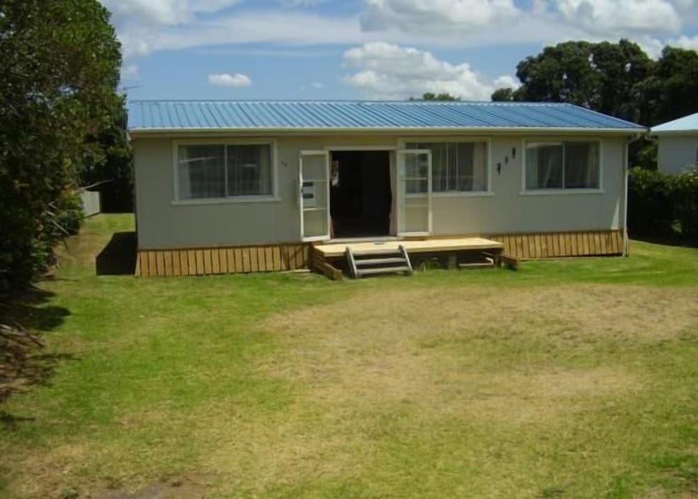 Character Beach Bach - Waihi