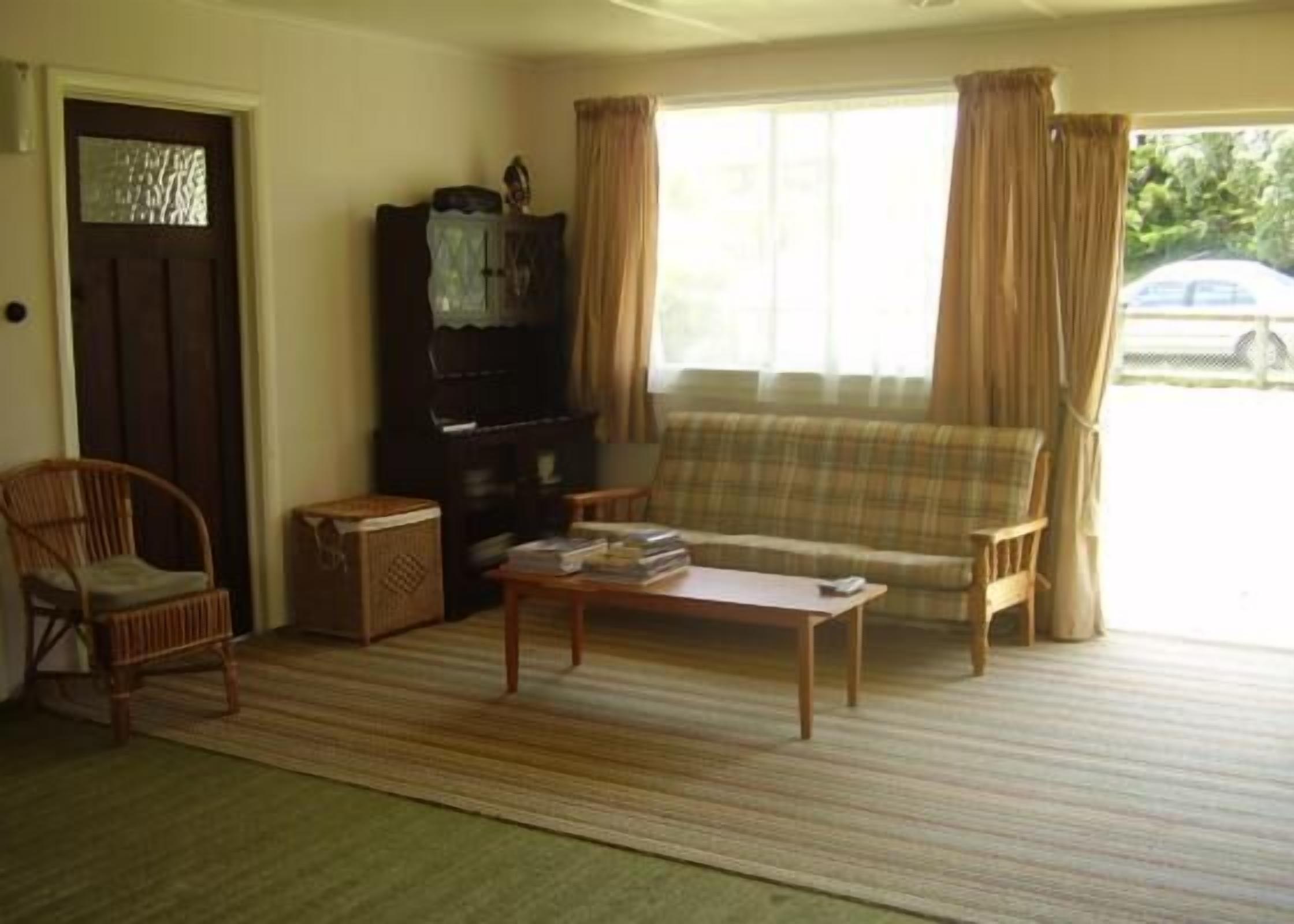 Character Beach Bach - Waihi