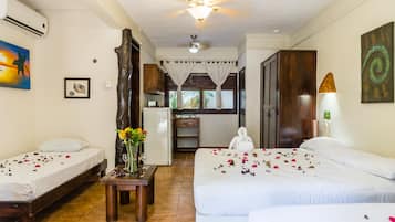 Suite Familiar, várias camas, não fumadores (Master Suite) | 3 quartos, edredões de penas, cofre no quarto