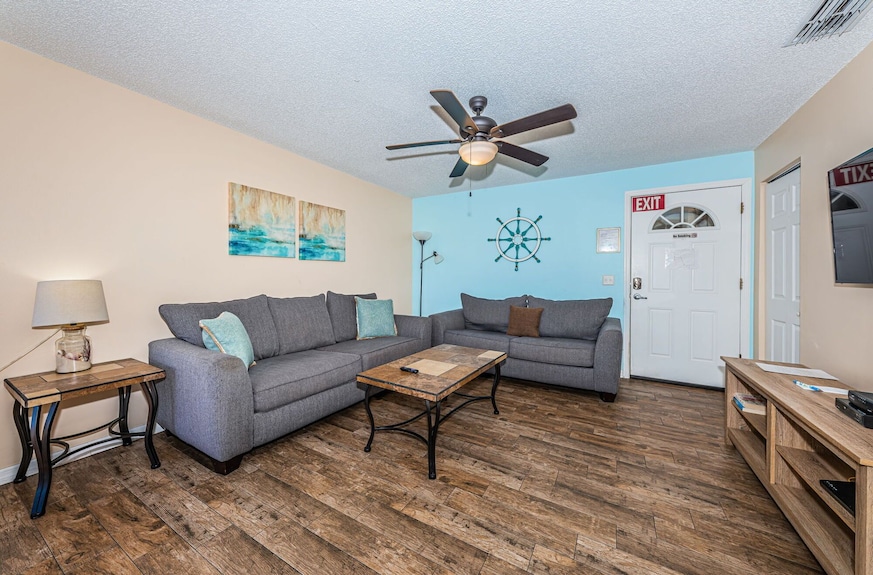 Seaside Retreat – Walk To The Beach - Indian Rocks Beach