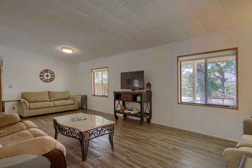 Miners Rock Ranch In Tranquil Setting Near Yosemite Valley/merced River - Yosemite National Park, CA