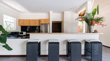 Vila superluxo, 3 quartos, para não fumantes | Cozinha privada | Geladeira, micro-ondas, fogão, cooktop