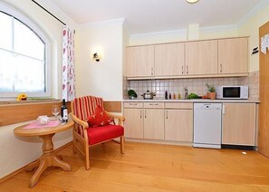 Um frigorífico, uma placa de cozinha, uma cafeteira/bule 
