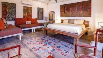 Quarto Deluxe, cozinha, vista para a praia | Roupa de alta qualidade, camas de colchão pillowtop, minibar