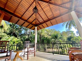 Quarto quádruplo luxo, várias camas, vista para o jardim | Terraço/pátio