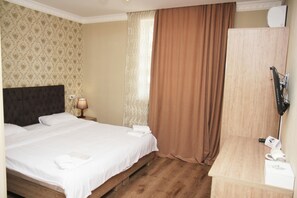 Quarto Duplo ou Twin Standard | Minibar, cofre no quarto, secretária, cortinas/cortinados opacos 