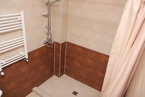 Quarto Duplo Deluxe, varanda | Casa de banho | Um polibã, um chuveiro de hidromassagem 