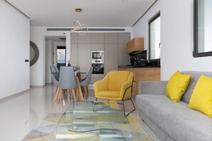 Apartamento luxo, 2 quartos | Sala de estar | TV de tela plana