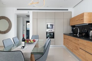 Apartamento luxo, 2 quartos | Opções para refeição no quarto